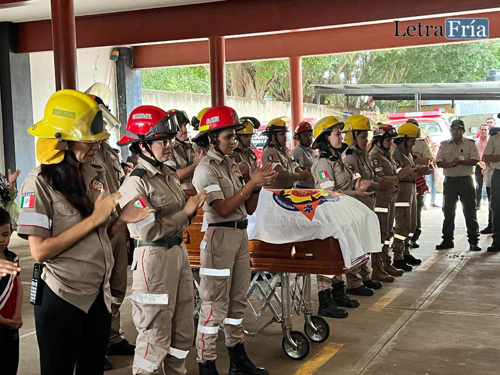 Bomberos le rinden homenaje a quien fue su director - Letra Fría