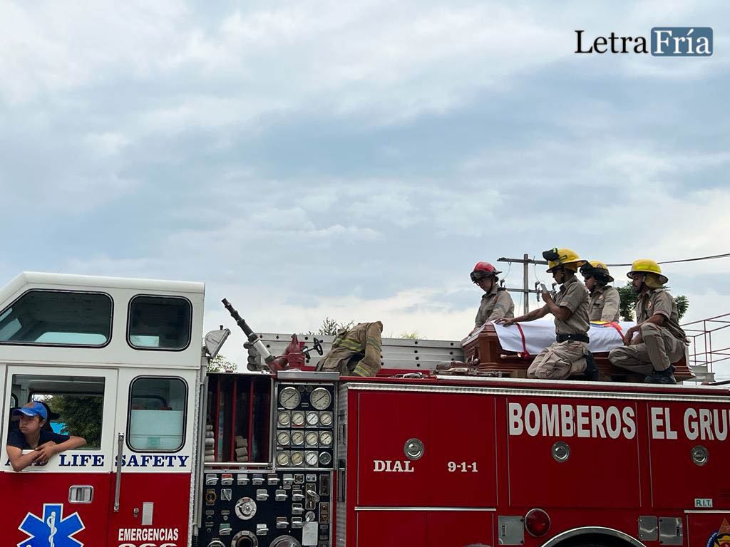 Bomberos le rinden homenaje a quien fue su director - Letra Fría