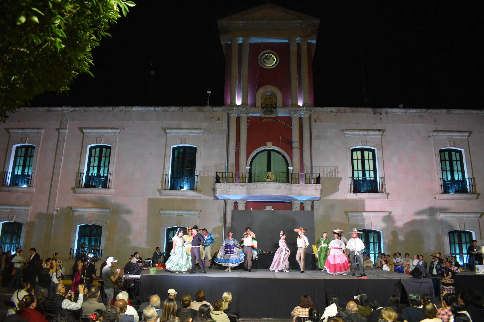 Ari Simón es la reina del Carnaval Autlán 2023 - Letra Fría